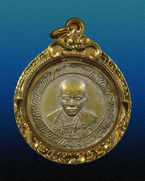 ครูบาคำหล้า รุ่นแรก ปี 05 กะไหล่เงินสวยเดิมๆเลี่ยมทองยกซุ้มหัวสิงห์ งานสั่งทำสวยมากครับ เป็นอีก