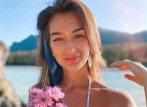 Viral Bule Telanjang Di Pohon Keramat Berusia 700 Tahun Di Bali Bikin