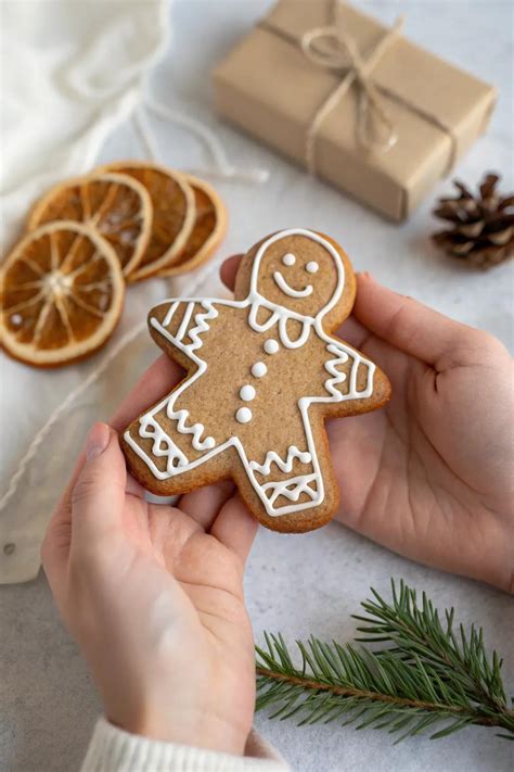 19 Creative Gingerbread Cookie Decorating Ideas