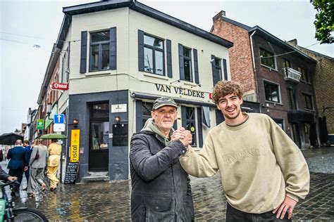 Papa Alain En Zoon Stef Bezorgen Hasselts Bruin ‘café Van Veldeke Een