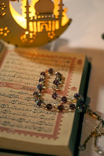 이슬람 거룩한 책 꾸란은 흰색 바탕에 기도 염주 또는 묵주 구슬이 있습니다 라마단 개념 이슬람 개념 이드 알 피트르 이드 알 아드하 이슬람 배경 0명에 대한 스톡 사진 및