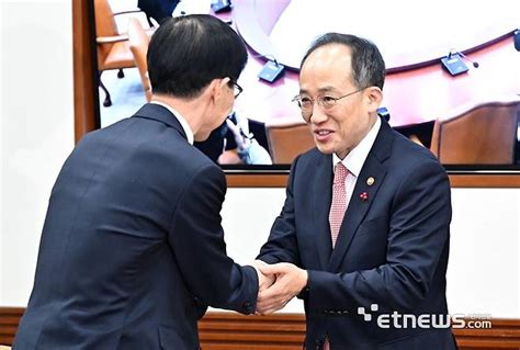 악수하는 추경호 방문규