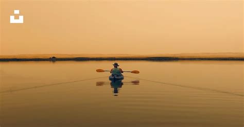 검은 셔츠와 파란색 데님 청바지를 입은 사람이 낮에 바다에서 배를 타고 있다 사진 Unsplash의 무료 자연 이미지