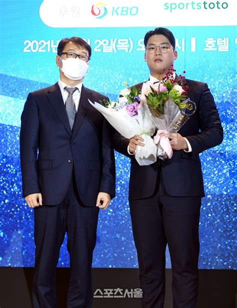 [포토]kt 강백호 스포츠서울 올해의 상 올해의 선수에