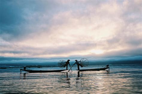집 밖의 경치 경치가 좋은 고요한 공예 구름 균형 그물 낚시 남아시아 노 노동 농촌의 모험 문화 문화적 물 미얀마 민족 전통의 반사 배