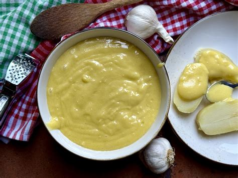 Lagliè è Una Salsa Tipica Della Cucina Bianca Simile Alla Maionese