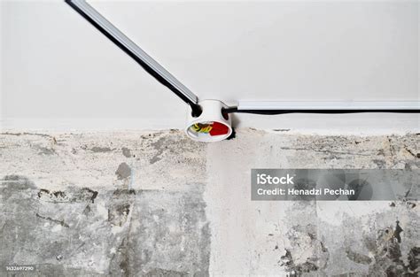 연결 절연 클램프의 빨간 캡을 사용하여 전기 상자에 전선의 연결 클로즈업 전기 설치 0명에 대한 스톡 사진 및 기타 이미지 0명 단열재 리노베이션 Istock