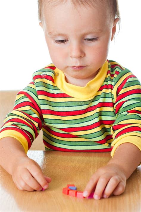 Het Spelen Van Het Meisje Met Bakstenen Stock Foto Image Of Leren