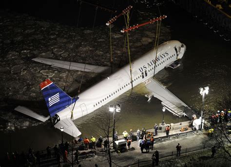 Plane Lands In New York River At Isabella Clubbe Blog