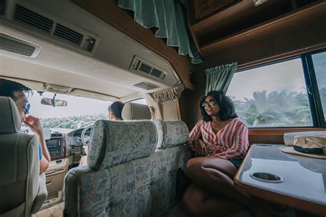 주말 동안 휴가 여행을 위해 캠퍼밴으로 친구들과 함께 여행하는 아시아 중국 게이 커플 내부에 대한 스톡 사진 및 기타 이미지