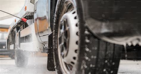세차장 내부에 호스와 지팡이로 상업용 트럭을 압력 세척하는 사람의 이미지 사진 Unsplash의 세차 이미지