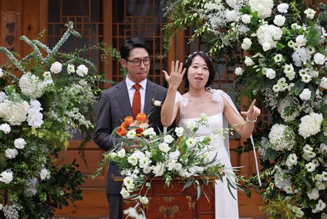 영상 ‘수어 결혼식 박수는 반짝반짝 눈으로 사랑하는 법 배웠다”