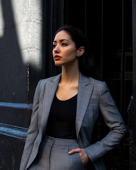 Blazer De Cuadros Grises Con Top Negro Sumissura
