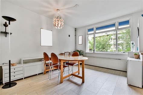 가구와 창문에서 들어오는 밝은 빛을 갖춘 현대적인 객실 0명에 대한 스톡 사진 및 기타 이미지 0명 가구 디자인 Istock