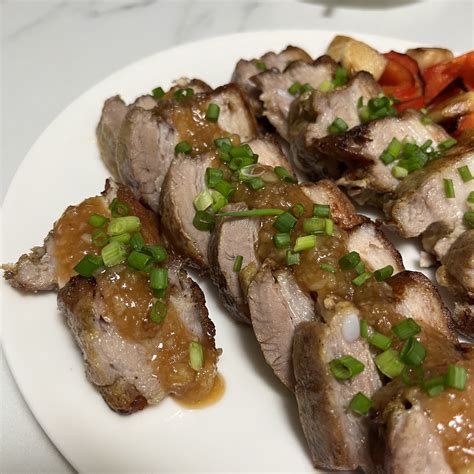 마늘소스를 곁들인 겉바속촉 마늘통삼겹보쌈 레시피