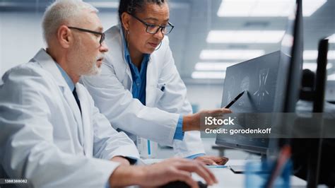 의료 병원 신경과 의사와 신경 외과 의사 이야기 컴퓨터 사용 환자 Mri 스캔 분석 뇌 진단 건강 클리닉 실험실 Ct 스캔에서 두 명의 전문 의사가 보입니다 방사선 전문의에