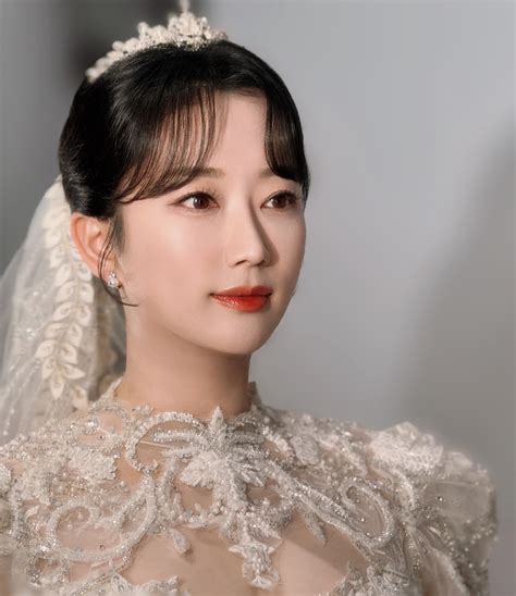 웨딩마치 예식날 신부님과 직원들 모두가 대대대만족을 외쳤던 헤어메이크업💗👍 우리 신부님 장난아니게 예쁘시죵 사진 다시 봐도 너무 예뻐요🥹🩷 웨딩마치메이크업