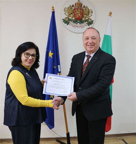 Георги Георгиев отличи с почетна грамота известния русенски историк д р Веселина Антонова Утро
