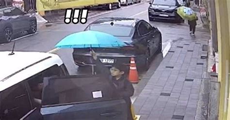 까치발 들고 쓱비 맞고 일하는 어른에 우산 씌워준 소년