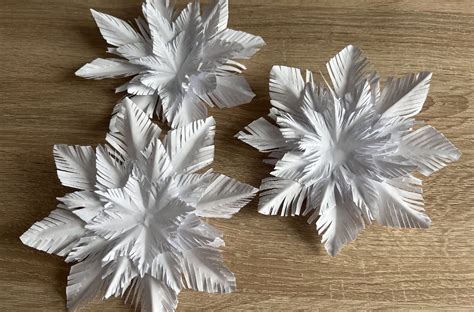 Объемная снежинка из бумаги