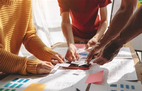 ux developer and ui designer brainstorming about mobile app interface