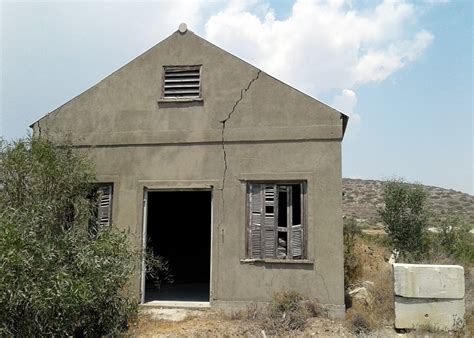 무료 이미지 유적 판자집 작년 벽 입고 있다 푸른 잎 구름 식물 하늘 창문 시골집 측선 정면 지붕 경치 잔디 목재 고정물 농가 나무