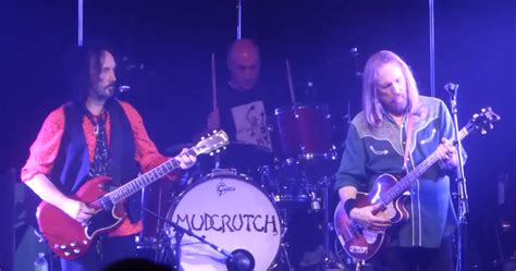 Mudcrutch Covers Bob Dylans Knockin On Heavens Door