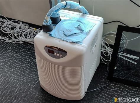 a closer look at the intel 28 core cpu and the gigabyte system running it