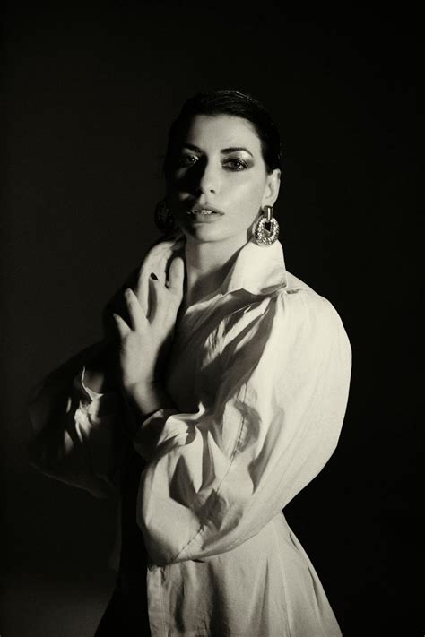 검은색 배경 격식 있는 고 대비 고전적인 초상 극적인 조명 꾸뛰르 나타내는 드라마틱한 매우 복잡한 매혹적인 모델 미니멀리스트 볼드한 주얼리 부드러운