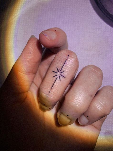 Тату на пальце Мини тату