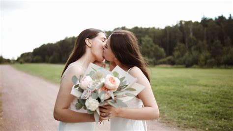 10 511 Vidéos De Lesbian Kiss Libre De Droit Clips Vidéo De Lesbian
