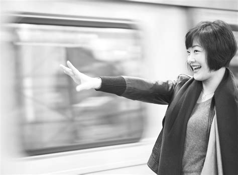 무료 이미지 손 흐림 검정색과 흰색 소녀 여자 사진술 서 있는 초상화 직업적인 검은 단색화 미소 행복 흑백 사진 인물 사진 x