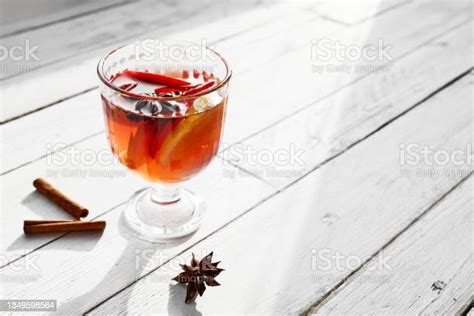 흰색 나무 배경에 매운 사과와 오렌지와 뜨거운 멀드 와인의 와인 잔 계피 카다몸 아니스와 함께 하는 크리스마스 전통 따뜻한 음료 글뢰그에 대한 스톡 사진 및 기타 이미지