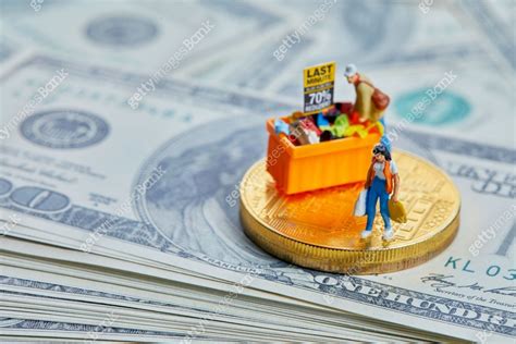 미니어쳐 공예품 경제 사회이슈 주제 불경기 컨셉 인플레이션 화폐 금융아이템 컨셉심볼 심볼 주식시장 금융 비즈니스 주제 이미지