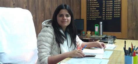 Ias Vandana Singh Chauhan परिवार पढ़ाना नहीं चाहता था पिता ने दिया साथ Hindi Medium से