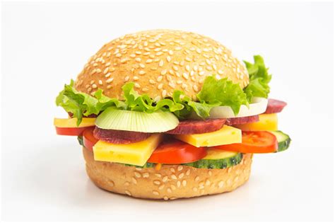 흰색 배경에 야채와 소시지와 햄버거 패스트 푸드와 아침 식사 칼로리와 다이어트 건강한 식생활에 대한 스톡 사진 및 기타 이미지 건강한 식생활 고기 굽기 Istock