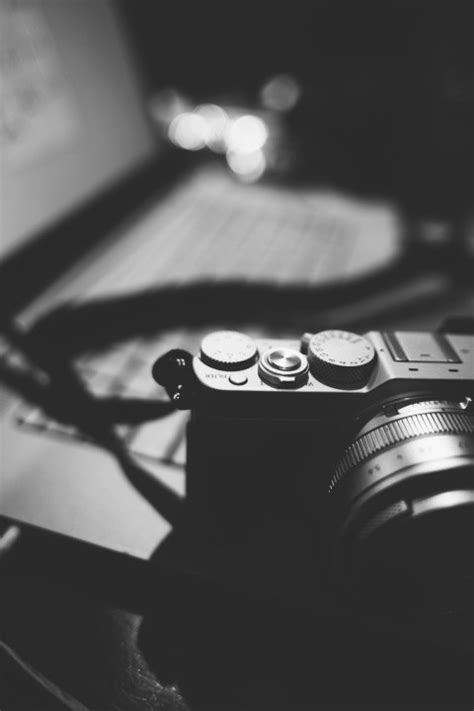 Фотоаппарат крупным планом на ноутбуке - Фотография - PerfectStock