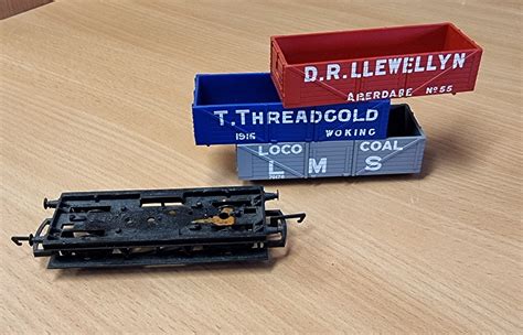 Grade Iii Hornby Wagon Chassis With 3x Plank Wagon Bodies Oo Gauge