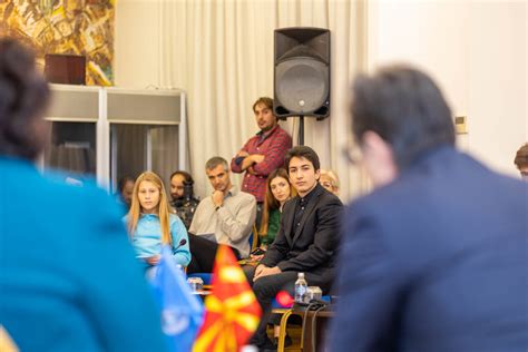 Претседателот Пендаровски и УНИЦЕФ дискутираа со млади на теми што ги засегаат Претседателот