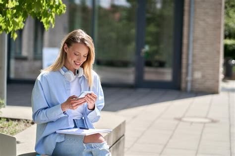 Linda Garota Feliz Estudante Universit Ria Usando Telefone Celular Sentado Do Lado De Fora