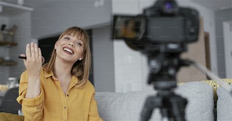 여성 블로거는 그녀의 채널에 대한 메이크업 튜토리얼을 녹화합니다 젊은 아름 다운 여자 녹음 메이크업 자습서 소셜 미디어에 공유 사진 Unsplash의 사진술 이미지