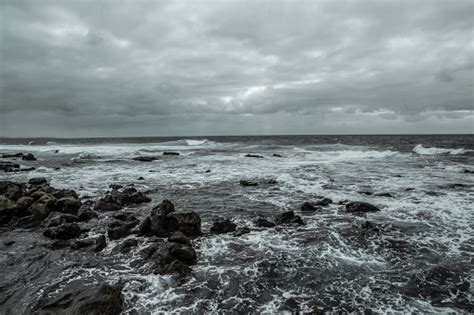 폭풍우가 몰아치는 동안 푸른 바다에서 파도가 추락하는 아름다운 공중 보기 0명에 대한 스톡 사진 및 기타 이미지 0명 경관 관광 Istock