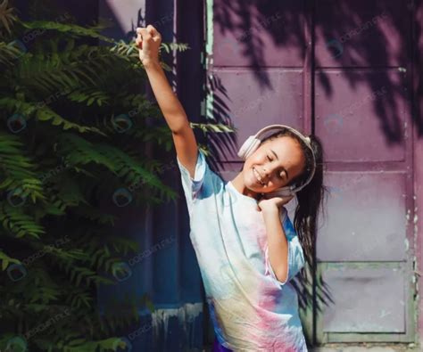 خرید و قیمت استوک دختر با هدفون در حال گوش دادن به موسیقی ترب