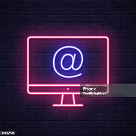 앳 기호가 있는 데스크톱 컴퓨터 벽돌 벽 배경에 빛나는 네온 아이콘 에 대한 스톡 벡터 아트 및 기타 이미지 개념