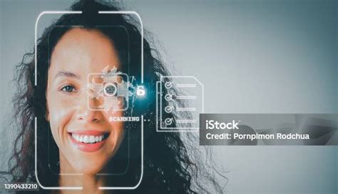 생체 인식 홍채 눈 또는 얼굴 스캐닝 인식 시스템 데이터 정보 정보 보안 또는 복사 공간을 포함하여 아름다운 모델 미소와 신뢰할 수있는 신원 기술 과학 비즈니스 개념 검증에