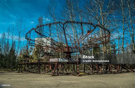 프리피야트의 유령 마을에 있는 오래된 관람차가 있습니다 체르노빌 원자력 발전소 사고의 결과 0명에 대한 스톡 사진 및 기타 이미지 Istock