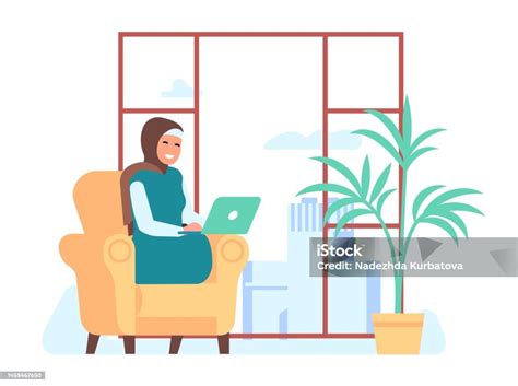 집에서 노트북을 들고 안락의자에 앉아 있는 아랍 여성 히잡을 쓴 사우디 여성 캐릭터 아라비아 프리랜서 관리자 전통적인 이슬람 옷을 입은 행복한 사업가 벡터 개념 가정의 방에