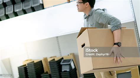 젊은 아시아 남자 운반 골 판지 상자 구입 선택 창 고 쇼핑 개념 고객에 대한 스톡 사진 및 기타 이미지 고객 고름 구매 Istock