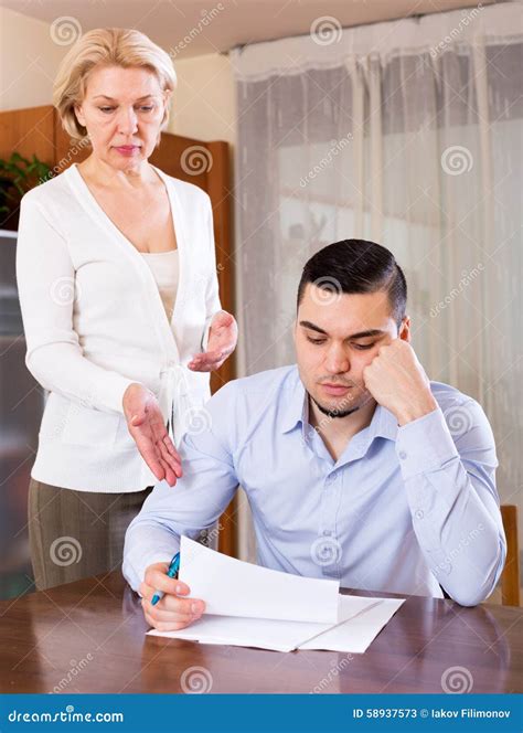 Mujer Madura Y Novio Joven Imagen De Archivo Imagen De Ocasional 58937573