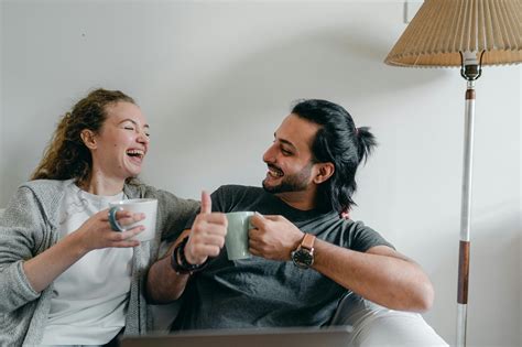 가정의 고요한 공유하다 관계 긍정적인 기쁨 낙천주의 자 남자친구 내용 다민족의 다양한 다인종의 대화 뜨거운 램프 미소 바닥 사색 중인 상호